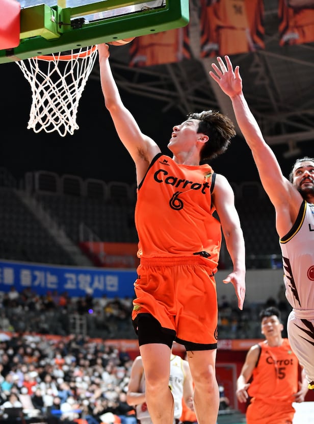 캐롯-KCC-KT 나란히 승리, 6강 PO 싸움 뜨겁다