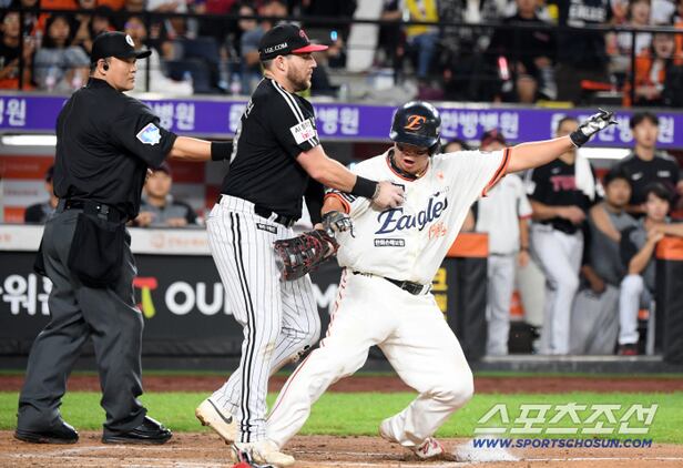 ‘귀신에 씌었나?’ 빈 포수 미트로 노시환 태그한 박동원, 승부 가른 결정적인 장면