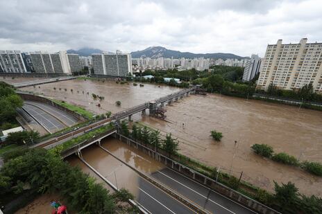 Seoul hit by flash floods as record rain pounds capital region