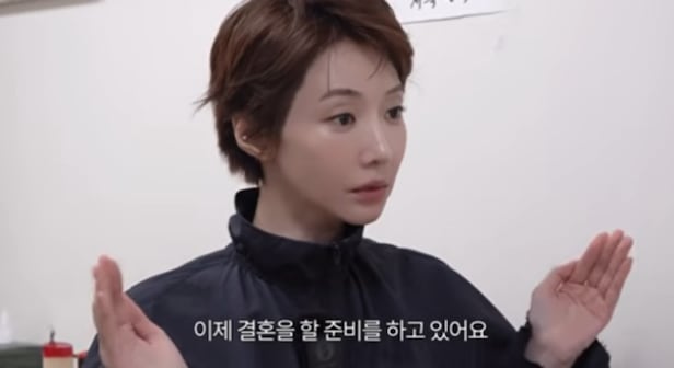 Go Joon-hee, 40, Announces Marriage Preparations During Father's Noodle ...