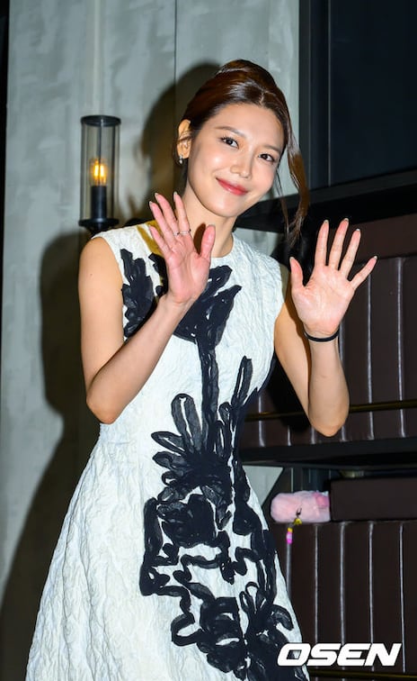 SooYoung Smiles After 14-Year Split With Jung Kyung-ho