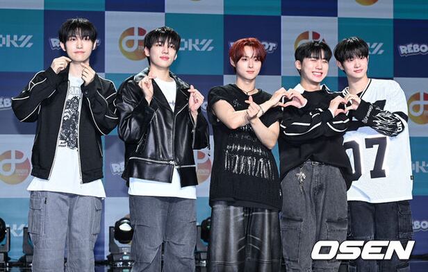 [사진]DKZ,'귀여운 하트'