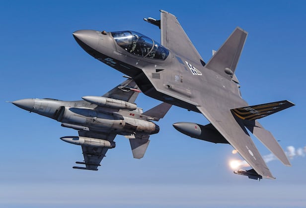 공군 총장, KF-21 타고 시험 비행 “명품 전투기”