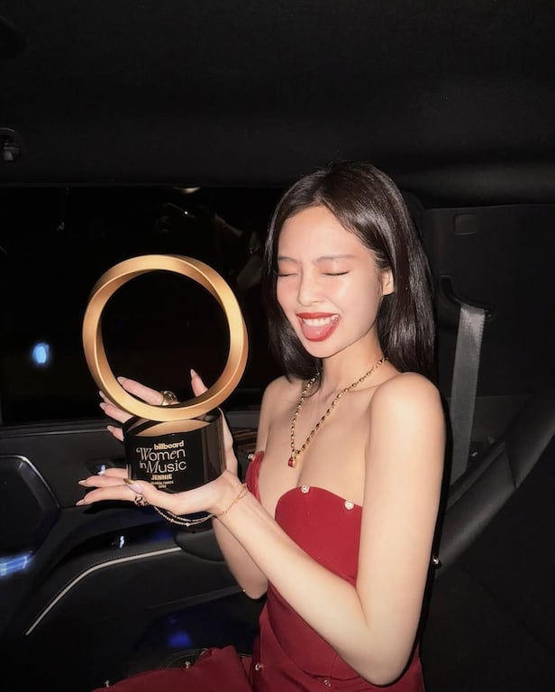 Jennie wint prestigieuze Global Force Award bij Billboard Women in Music 2025 - Kpop Frankrijk