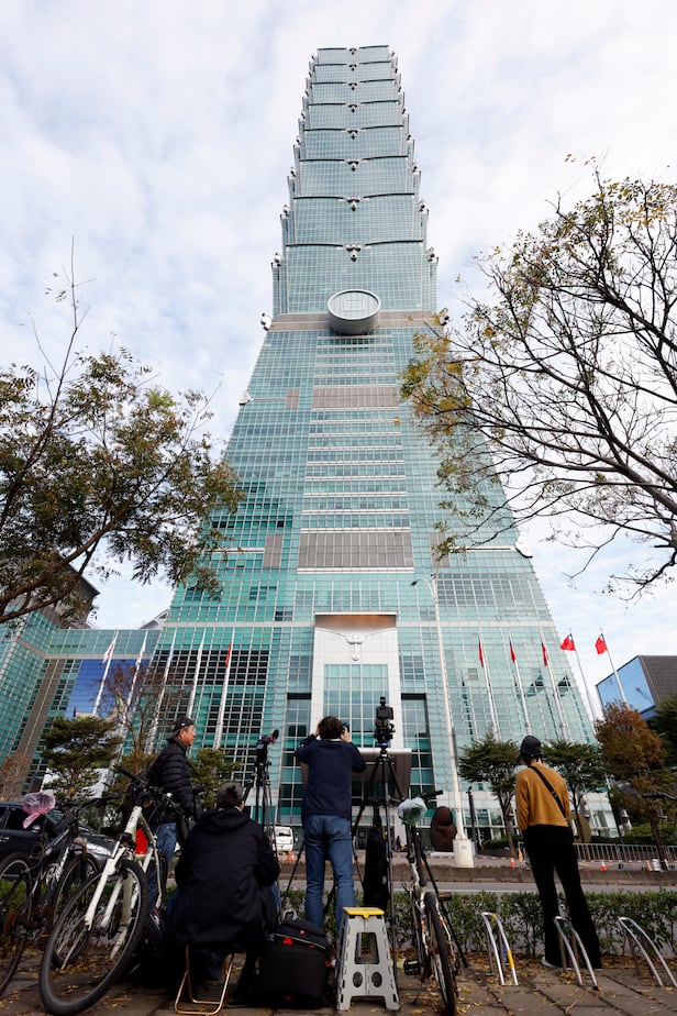 Honnold Climbs Taipei 101, Sets Barehanded Record