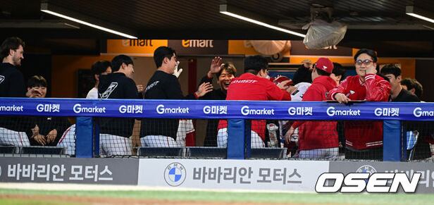 [사진]맥브룸 투런포에 환호하는 SSG