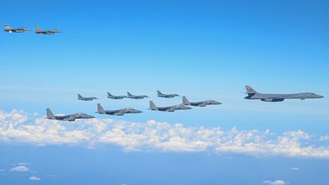 美 전략폭격기 B-1B 떴다... 한미일, 제주 인근서 北 ICBM 맞불 훈련