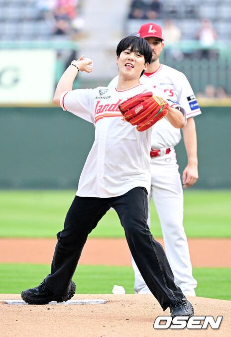 [사진]이정하, '미소와 함께 멋진 시구'